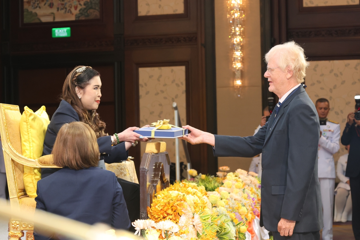 ศาสตราจารย์ ดร.สมเด็จพระเจ้าน้องนางเธอ เจ้าฟ้าจุฬาภรณวลัยลักษณ์ อัครราช ...